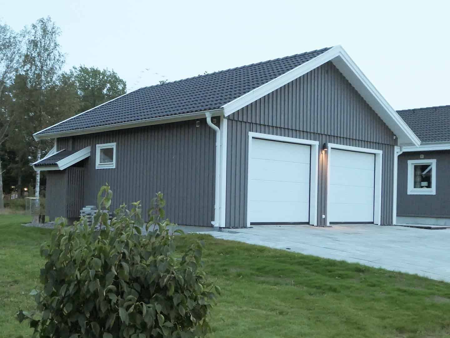 Grått dubbelgarage – Mellby Home