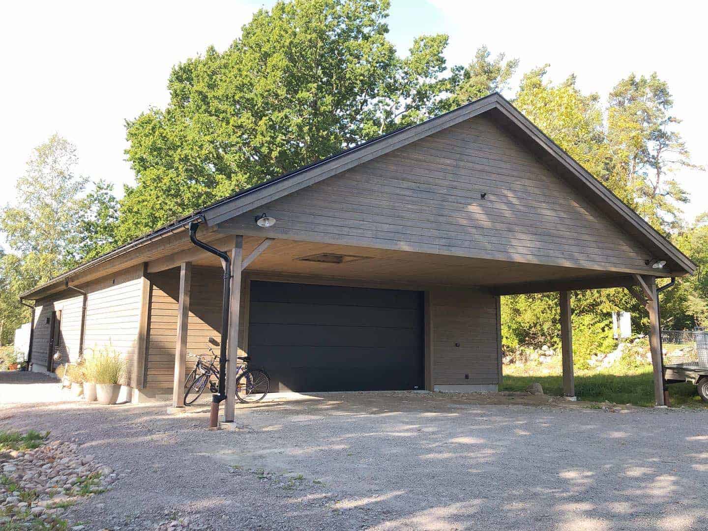 Carport med garage bakom – Mellby Home