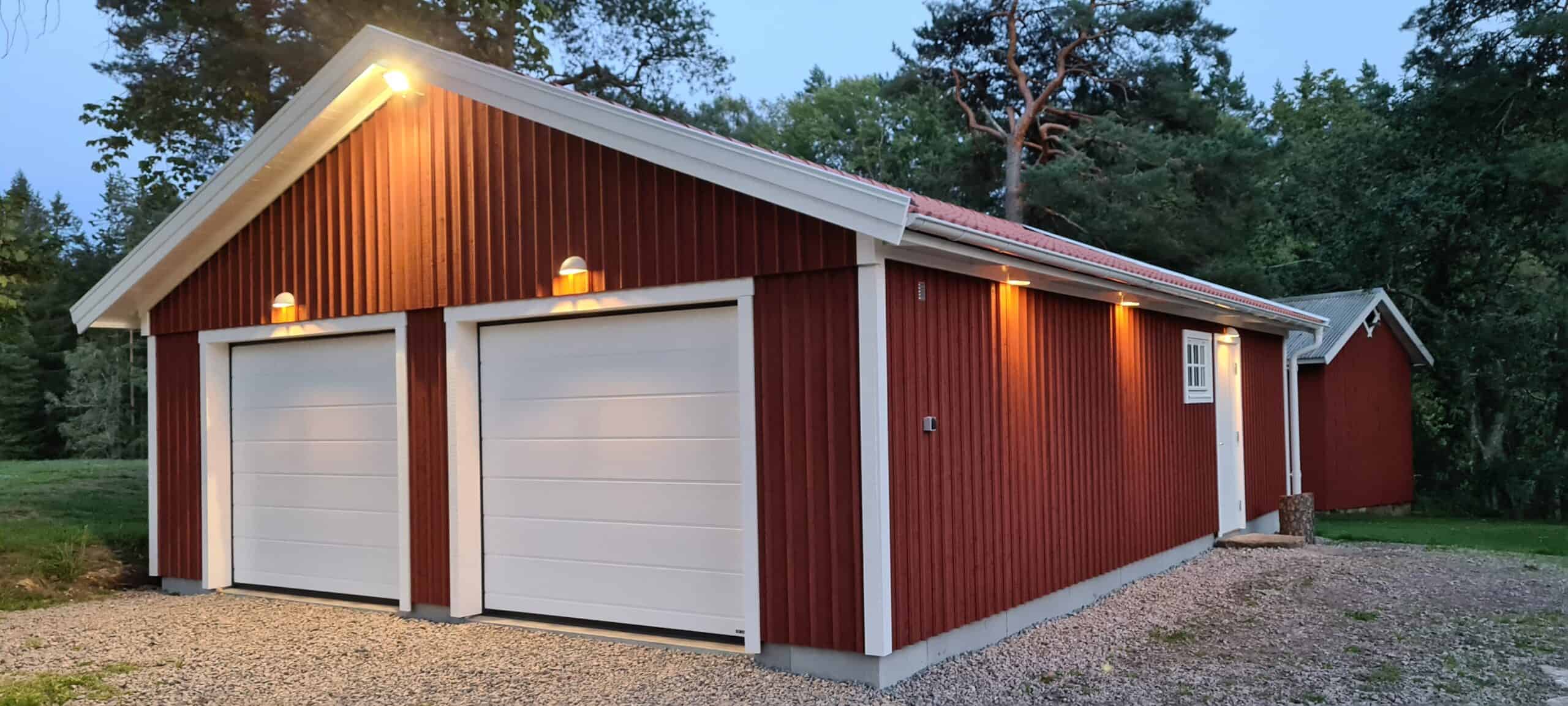 Klassiskt rött dubbelgarage med vita knutar – Mellby Home