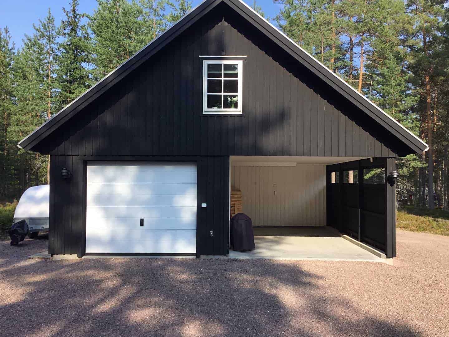 Garage med carport och loft – Mellby Home