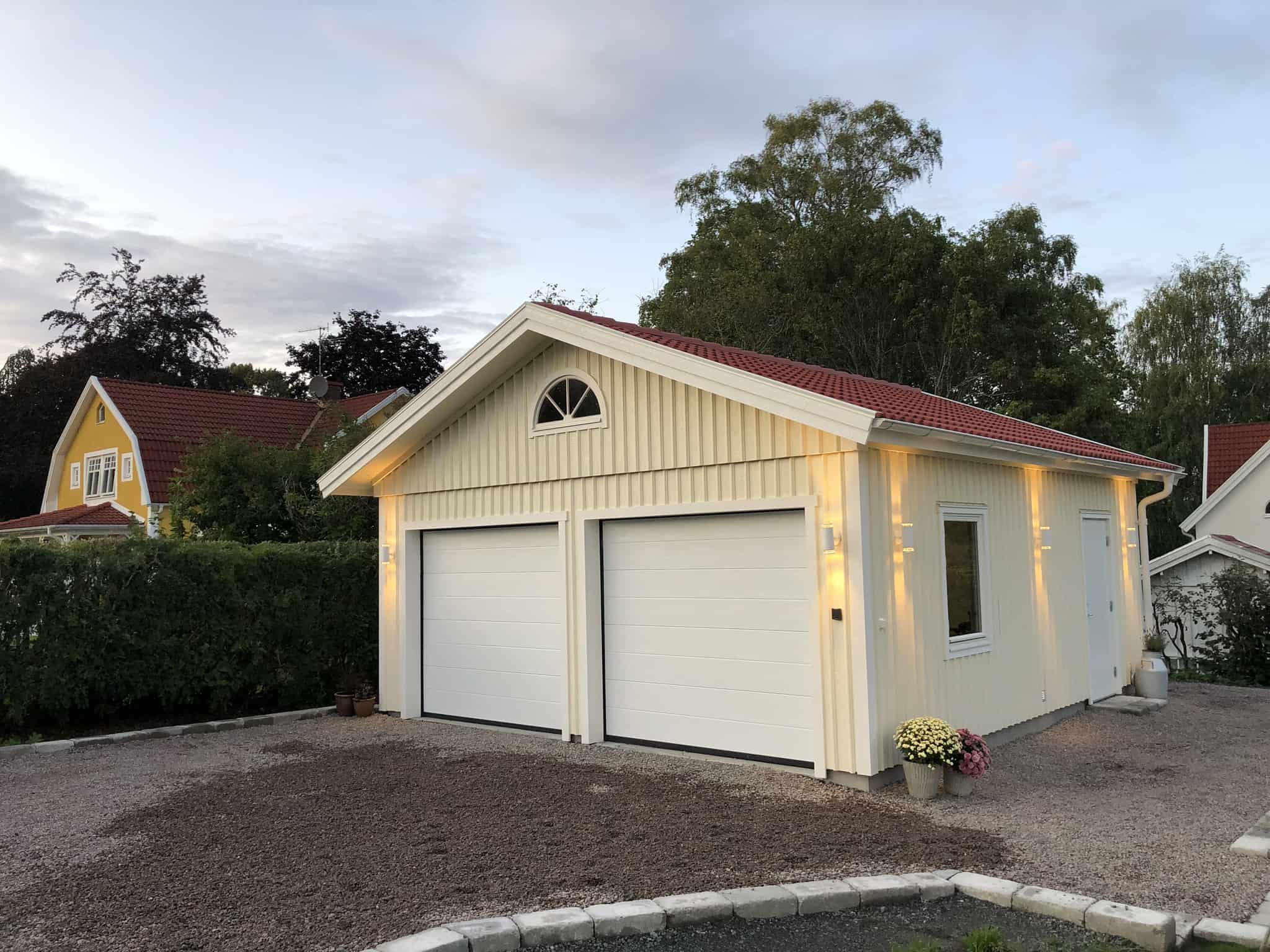 Gult dubbelgarage – Mellby Home